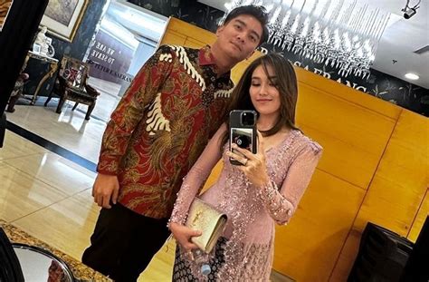 7 Gaya Ayu Ting Ting Saat Kondangan, Terkini Hadiri Nikahan Kiky ...