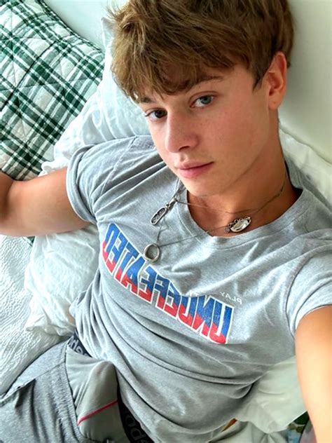 Cute lad with a revealing bulge (he's well-endowed). ♂️🍆😋💗 : r/Bulges